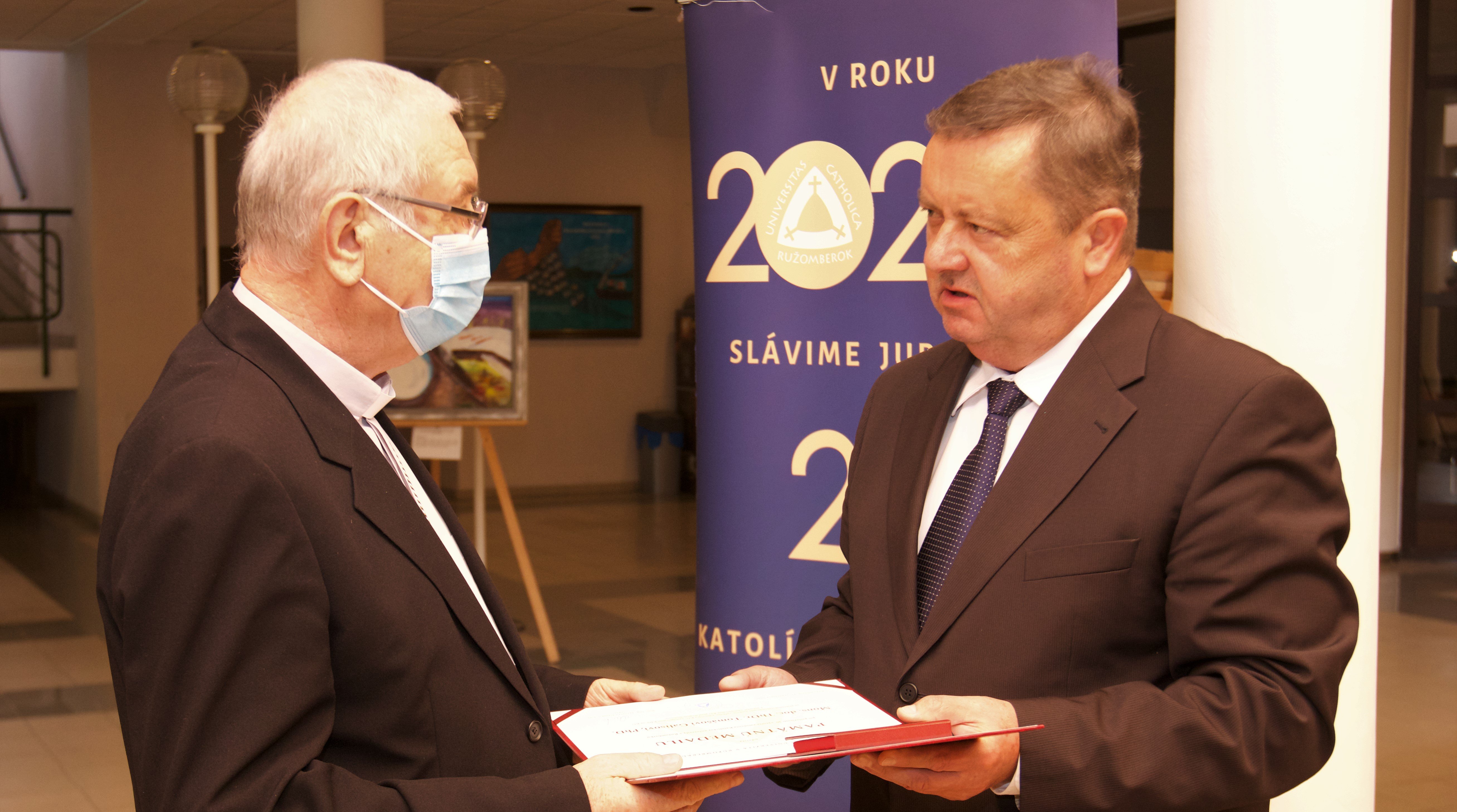 Rektor KU v Ružomberku odovzdal ocenenia KBS a cirkevným osobnostiam | Novinky Katolíckej ...